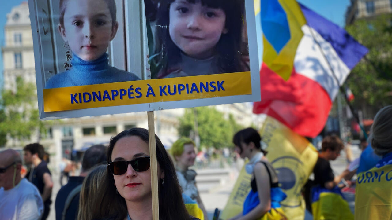 «Спасем детей от путинизма в Париже сотни человек вышли на акцию против депортации украинских